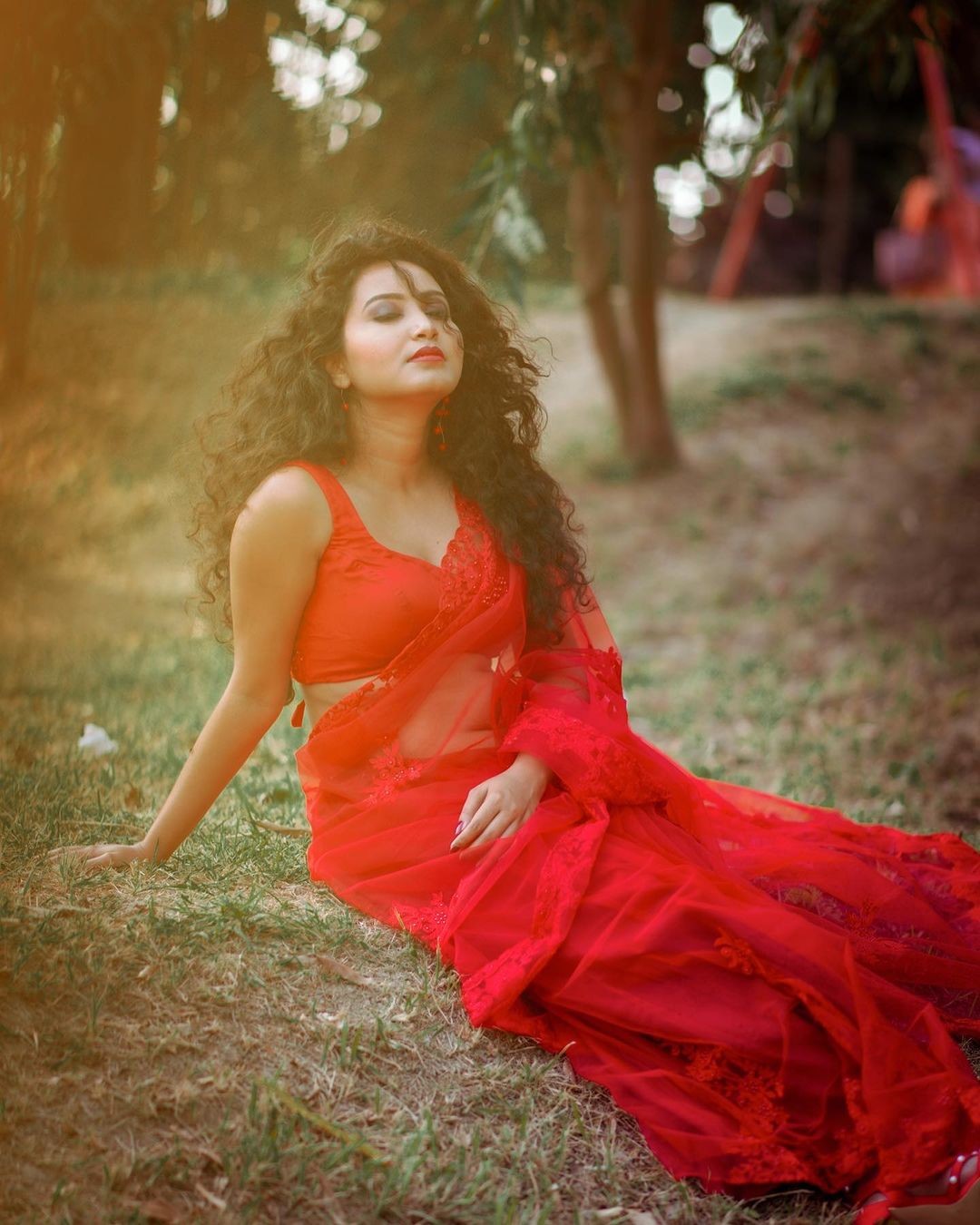 செகப்பு கலர் மெல்லலியா சேலையில் இடுப்பை காட்டி பாலோவெர்ஸ்களை ...