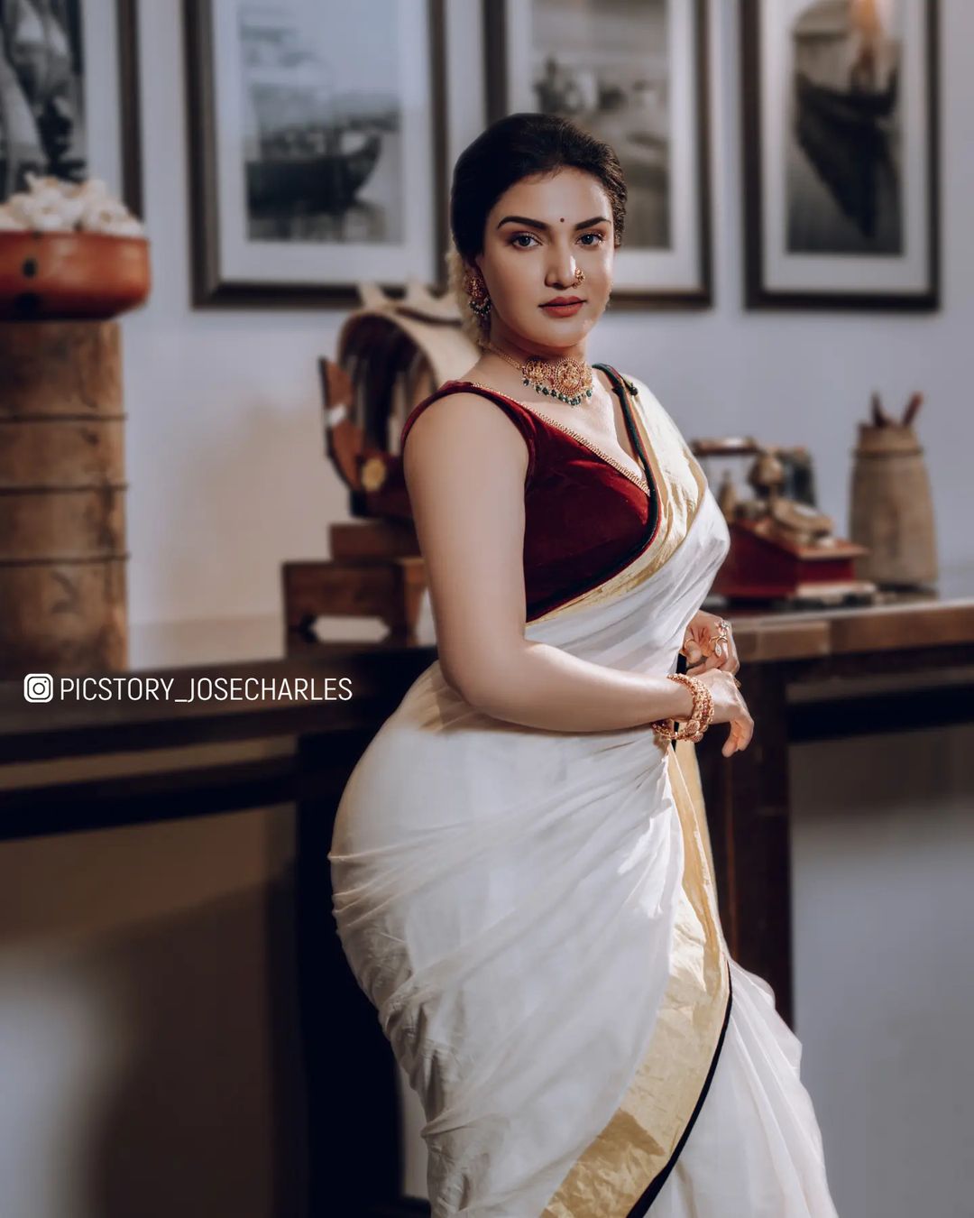'ப்பா.., என்னா ஷேப்பு'.... மாடர்ன் ட்ரெஸ்ஸில் தொடை தெரிய போஸ் ...