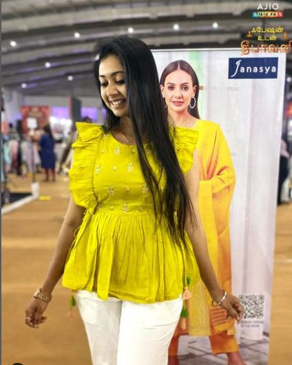 'மௌன ராகம் 2' சீரியல் வில்லி சுருதியா இது?... வைரலாகும் அழகிய மாடர்ன் ...