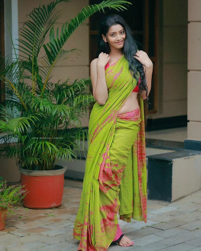 'குங்குமப்பூவும் கொஞ்சும் புறாவும்' பட நடிகையா இவர்? ... சேலையிலும் ...