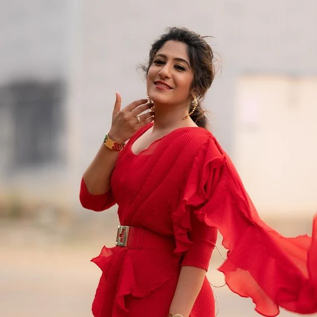 டாப் நடிகைகளுக்கு டப் கொடுக்கும் 'சூப்பர் சிங்கர்' ஸ்வேதா மோகன்... ஒரு ...