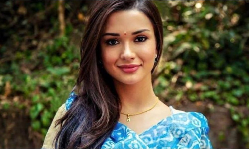 "எல்லாம் அப்படியே தெரியுது"... கருப்பு நிற ட்ரான்ஸ்பரென்ட் உடையில் ...