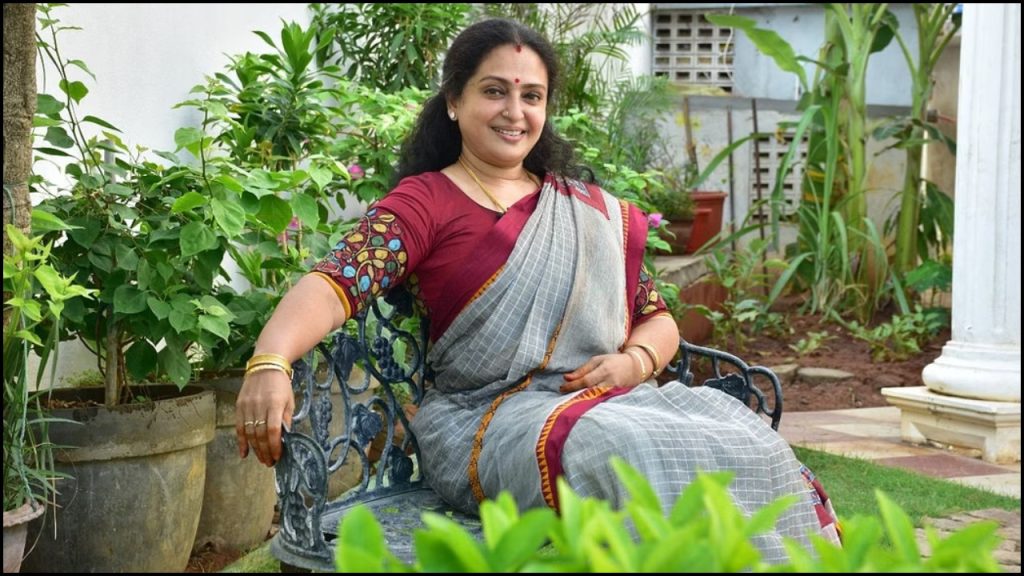 விவாகரத்து பெற்று கணவரை பிரிந்து தனியாக வாழும் நடிகை சீதாவின் மகளா இது ...