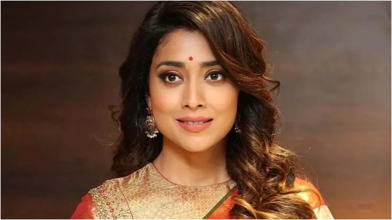 "எல்லாம் அப்படியே தெரியுது"... 40 வயதில் இளசுகளை சூடேற்றும் நடிகை ஸ்ரேயாவின் போட்டோ ஷூட் ...