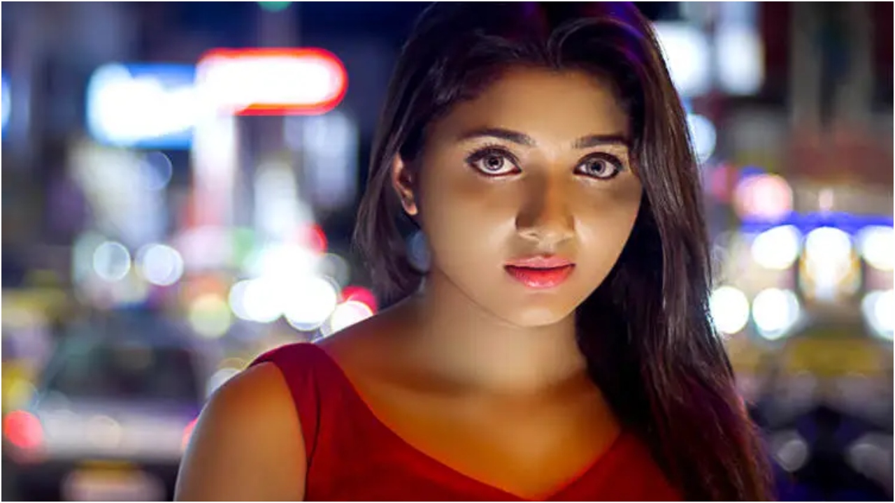 லோ நெக் உடையில் மொத்தத்தையும் ஸ்கிரீன் போட்டு காட்டும் அதிதி மேனன் ...