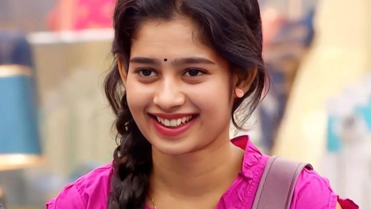 நீல நிற சேலையில் தேவதையாக ஜொலிக்கும் பிக்பாஸ் ஜனனி... போட்டோ பார்த்து ...