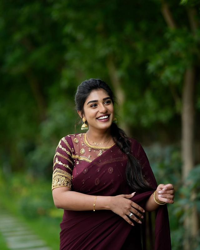 அம்மாவை விட சும்மா கும்முன்னு இருக்காங்களே...! ஹீரோயின் போல ஜொலிக்கும் ...