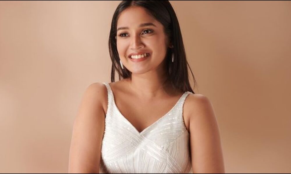 இத்தனை அழகும் இங்கிருந்துதான் வந்ததா..? நடிகை அனிகாவின் அம்மாவை ...